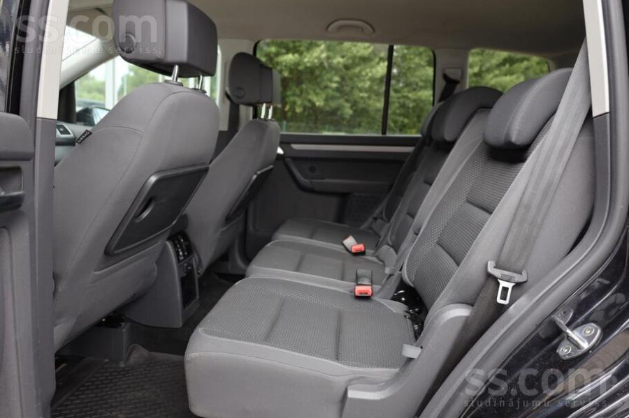 Black Volkswagen Touran 2012 in Riga, with an engine capacity of 1.60 L and mileage of 0 thousand km for 6495 €, photo 18 on AUTOMOTO.COM.LV