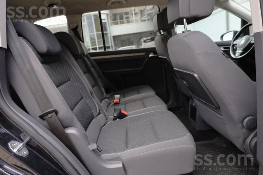 Black Volkswagen Touran 2012 in Riga, with an engine capacity of 1.60 L and mileage of 0 thousand km for 6495 €, photo 19 on AUTOMOTO.COM.LV