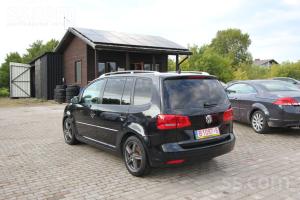 Melns Volkswagen Touran 2012 Liepāja, ar dzinēja tilpumu 2.00 L un nobraukumu 276 tūkst. km par 7600 €, foto 4 vietnē AUTOMOTO.COM.LV