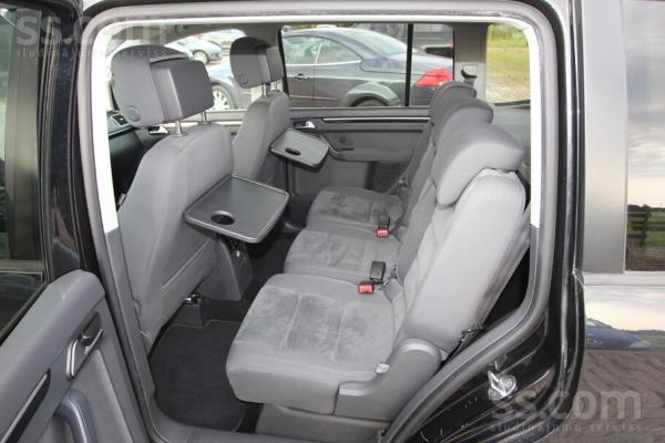Melns Volkswagen Touran 2012 Liepāja, ar dzinēja tilpumu 2.00 L un nobraukumu 276 tūkst. km par 7600 €, foto 8 vietnē AUTOMOTO.COM.LV