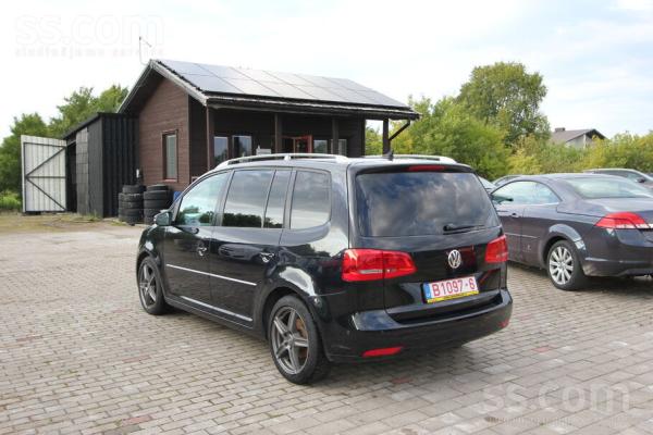 Melns Volkswagen Touran 2012 Liepāja, ar dzinēja tilpumu 2.00 L un nobraukumu 276 tūkst. km par 7600 €, foto 3 vietnē AUTOMOTO.COM.LV