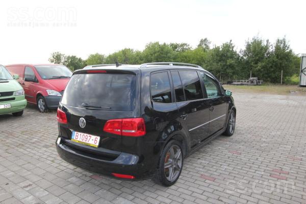 Melns Volkswagen Touran 2012 Liepāja, ar dzinēja tilpumu 2.00 L un nobraukumu 276 tūkst. km par 7600 €, foto 4 vietnē AUTOMOTO.COM.LV