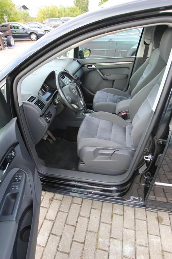 Melns Volkswagen Touran 2012 Liepāja, ar dzinēja tilpumu 2.00 L un nobraukumu 276 tūkst. km par 7600 €, foto 5 vietnē AUTOMOTO.COM.LV