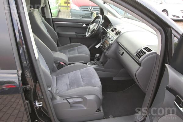 Melns Volkswagen Touran 2012 Liepāja, ar dzinēja tilpumu 2.00 L un nobraukumu 276 tūkst. km par 7600 €, foto 6 vietnē AUTOMOTO.COM.LV