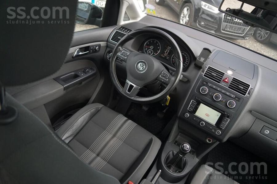 Black Volkswagen Touran 2012 in Riga, with an engine capacity of 1.40 L and mileage of 176 thousand km for 6990 €, photo 10 on AUTOMOTO.COM.LV