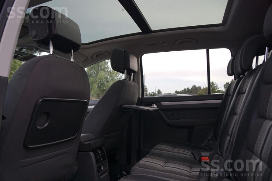 Black Volkswagen Touran 2012 in Riga, with an engine capacity of 1.40 L and mileage of 176 thousand km for 6990 €, photo 24 on AUTOMOTO.COM.LV