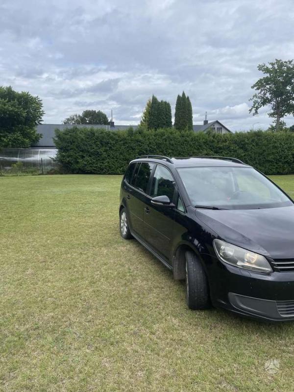 Volkswagen Touran 2012 Kauņa vietnē Melns Volkswagen Touran 2012 Kauņa, ar dzinēja tilpumu 1.60 L un nobraukumu 390 tūkst. km par 4350 €, foto 4 vietnē AUTOMOTO.COM.LV
