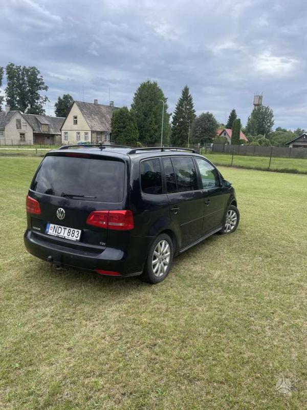 Volkswagen Touran 2012 Kauņa vietnē Melns Volkswagen Touran 2012 Kauņa, ar dzinēja tilpumu 1.60 L un nobraukumu 390 tūkst. km par 4350 €, foto 5 vietnē AUTOMOTO.COM.LV