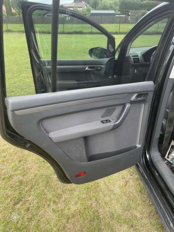 Volkswagen Touran 2012 Kauņa vietnē Melns Volkswagen Touran 2012 Kauņa, ar dzinēja tilpumu 1.60 L un nobraukumu 390 tūkst. km par 4350 €, foto 10 vietnē AUTOMOTO.COM.LV