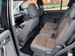 Melns Volkswagen Touran 2012 Rīga, ar dzinēja tilpumu 2.00 L un nobraukumu 267 tūkst. km par 4990 €, foto 14 vietnē AUTOMOTO.COM.LV