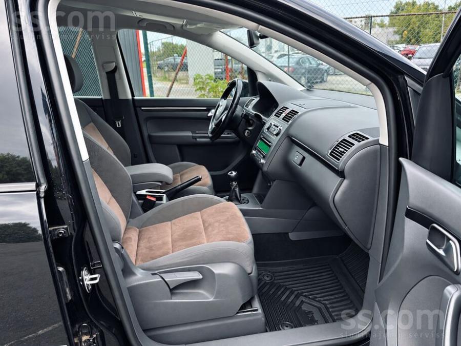 Melns Volkswagen Touran 2012 Rīga, ar dzinēja tilpumu 2.00 L un nobraukumu 267 tūkst. km par 4990 €, foto 16 vietnē AUTOMOTO.COM.LV