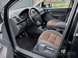 Melns Volkswagen Touran 2012 Rīga, ar dzinēja tilpumu 2.00 L un nobraukumu 267 tūkst. km par 4990 €, foto 17 vietnē AUTOMOTO.COM.LV