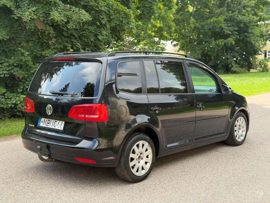 Black Volkswagen Touran 2012 in Vilnius, with an engine capacity of 0.00 L and mileage of 285 thousand km for 2600 €, photo 4 on AUTOMOTO.COM.LV