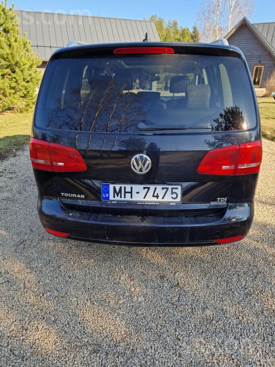 Black Volkswagen Touran 2013 in Riga, with an engine capacity of 1.60 L and mileage of 248 thousand km for 5000 €, photo 3 on AUTOMOTO.COM.LV