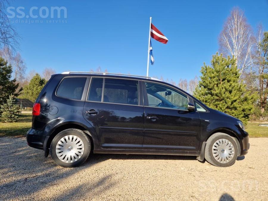 Black Volkswagen Touran 2013 in Riga, with an engine capacity of 1.60 L and mileage of 248 thousand km for 5000 €, photo 9 on AUTOMOTO.COM.LV
