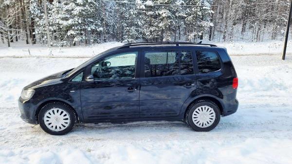 Melns Volkswagen Touran 2013 Viļņa, ar dzinēja tilpumu 1.40 L un nobraukumu 239 tūkst. km par 6900 €, foto 4 vietnē AUTOMOTO.COM.LV