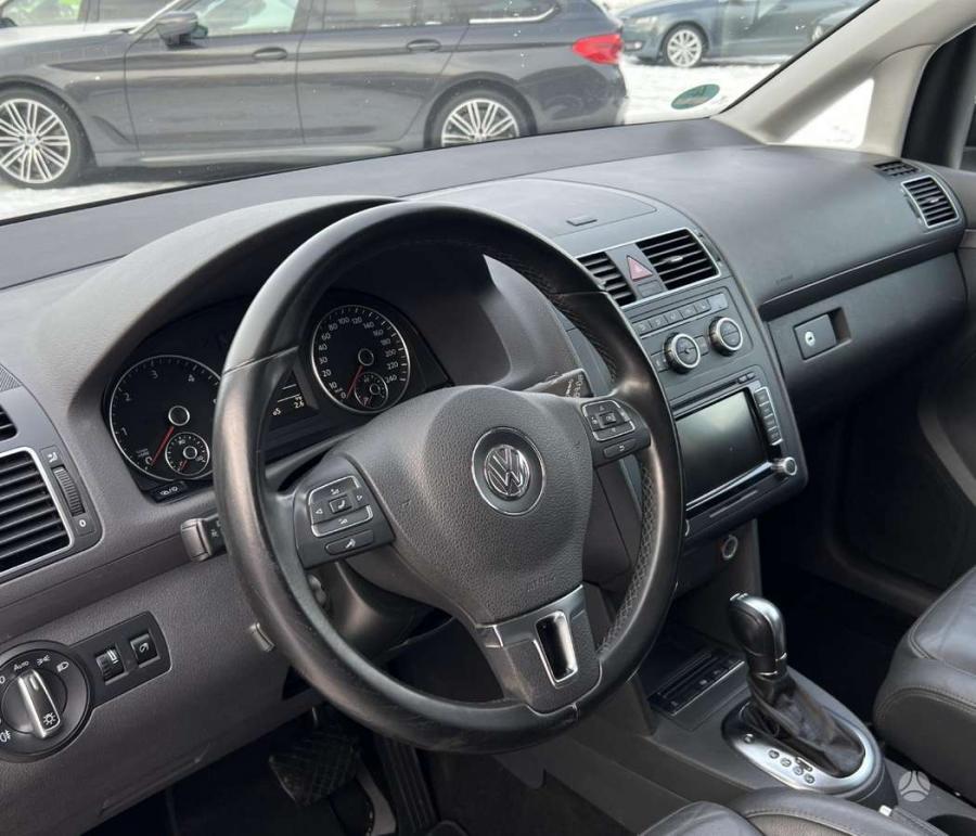 Melns Volkswagen Touran 2013 Kėdainiai, ar dzinēja tilpumu 1.97 L un nobraukumu 237 tūkst. km par 8450 €, foto 20 vietnē AUTOMOTO.COM.LV