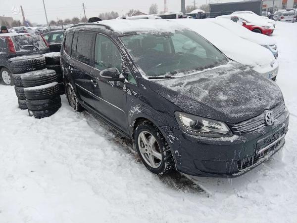Черный Фольксваген Туран 2013 в Мариямполе, объемом двигателя 1.60 л и пробегом 260 тыс. км за 3650 €, фото 3 на AUTOMOTO.COM.LV