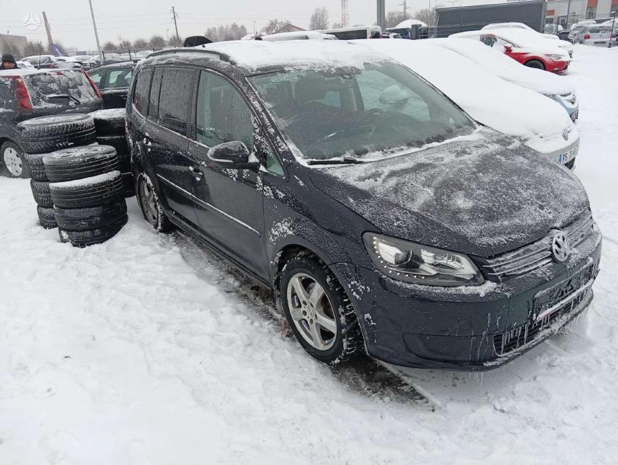 Черный Фольксваген Туран 2013 в Мариямполе, объемом двигателя 1.60 л и пробегом 260 тыс. км за 3650 €, фото 3 на AUTOMOTO.COM.LV