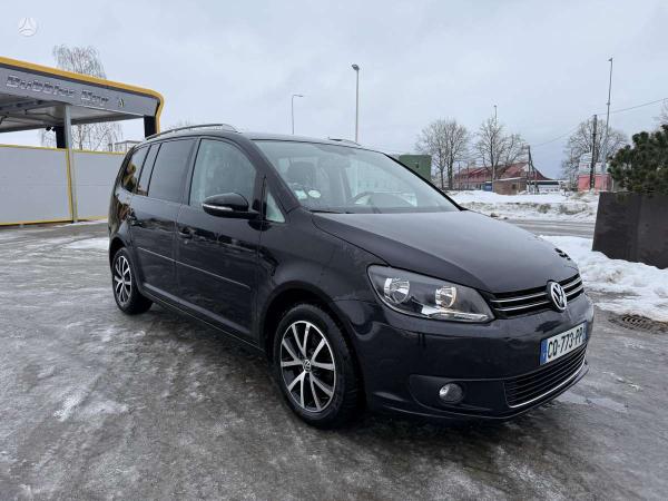 Melns Volkswagen Touran 2013 Tauragė, ar dzinēja tilpumu 1.60 L un nobraukumu 260 tūkst. km par 5600 €, foto 3 vietnē AUTOMOTO.COM.LV