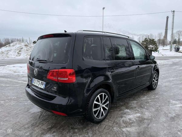 Melns Volkswagen Touran 2013 Tauragė, ar dzinēja tilpumu 1.60 L un nobraukumu 260 tūkst. km par 5600 €, foto 4 vietnē AUTOMOTO.COM.LV