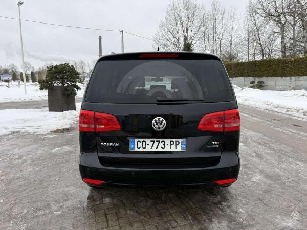 Melns Volkswagen Touran 2013 Tauragė, ar dzinēja tilpumu 1.60 L un nobraukumu 260 tūkst. km par 5600 €, foto 5 vietnē AUTOMOTO.COM.LV