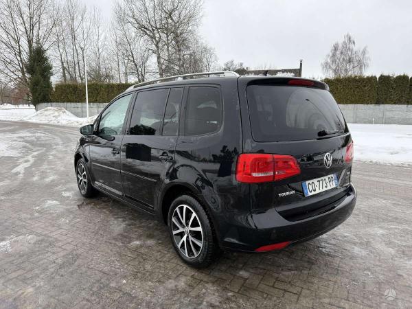 Melns Volkswagen Touran 2013 Tauragė, ar dzinēja tilpumu 1.60 L un nobraukumu 260 tūkst. km par 5600 €, foto 6 vietnē AUTOMOTO.COM.LV