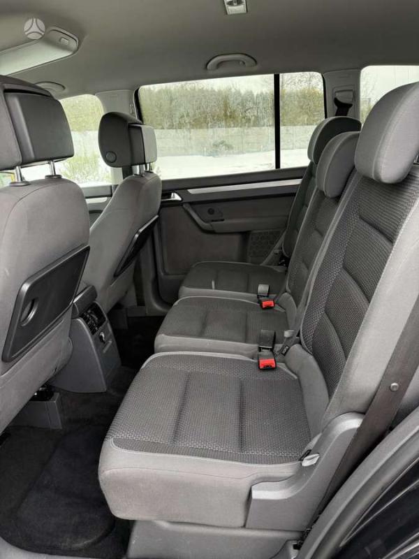 Melns Volkswagen Touran 2013 Tauragė, ar dzinēja tilpumu 1.60 L un nobraukumu 260 tūkst. km par 5600 €, foto 8 vietnē AUTOMOTO.COM.LV