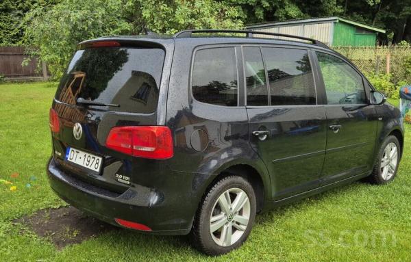 Black Volkswagen Touran 2013 in Riga, with an engine capacity of 2.00 L and mileage of 320 thousand km for 5500 €, photo 5 on AUTOMOTO.COM.LV