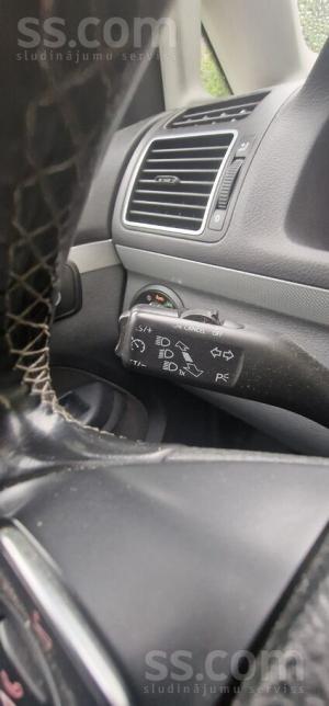 Melns Volkswagen Touran 2013 Rīga, ar dzinēja tilpumu 2.00 L un nobraukumu 320 tūkst. km par 5500 €, foto 18 vietnē AUTOMOTO.COM.LV