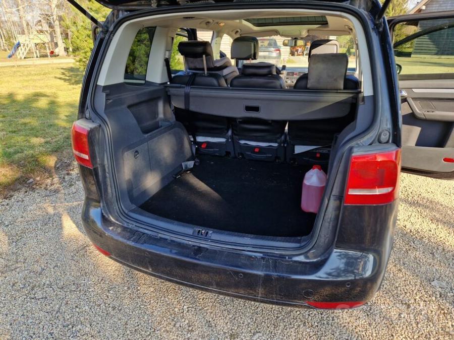 Melns Volkswagen Touran 2013 Rīga, ar dzinēja tilpumu 1.60 L un nobraukumu 253 tūkst. km par 5200 €, foto 5 vietnē AUTOMOTO.COM.LV