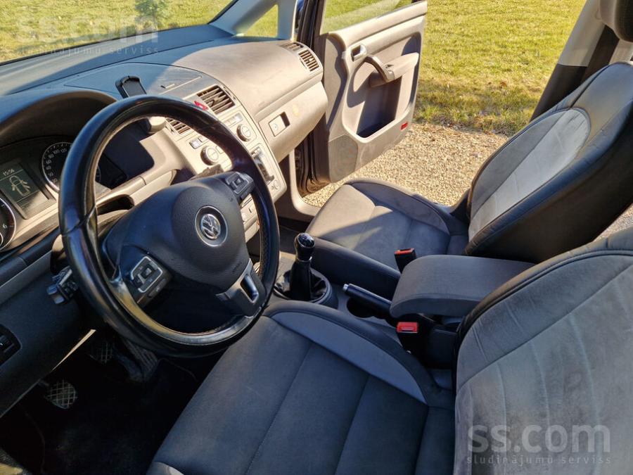 Melns Volkswagen Touran 2013 Rīga, ar dzinēja tilpumu 1.60 L un nobraukumu 253 tūkst. km par 5200 €, foto 6 vietnē AUTOMOTO.COM.LV