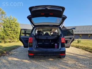 Melns Volkswagen Touran 2013 Rīga, ar dzinēja tilpumu 1.60 L un nobraukumu 253 tūkst. km par 5200 €, foto 7 vietnē AUTOMOTO.COM.LV