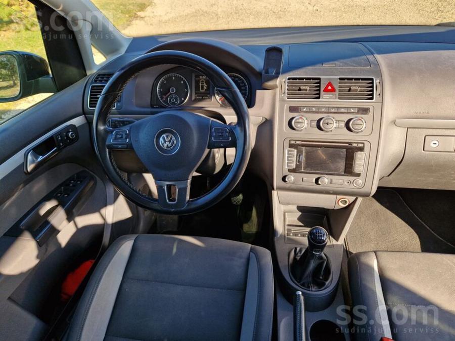 Melns Volkswagen Touran 2013 Rīga, ar dzinēja tilpumu 1.60 L un nobraukumu 253 tūkst. km par 5200 €, foto 9 vietnē AUTOMOTO.COM.LV
