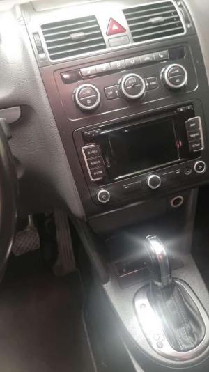 Melns Volkswagen Touran 2013 Kauņa, ar dzinēja tilpumu 1.39 L un nobraukumu 234 tūkst. km par 5100 €, foto 6 vietnē AUTOMOTO.COM.LV