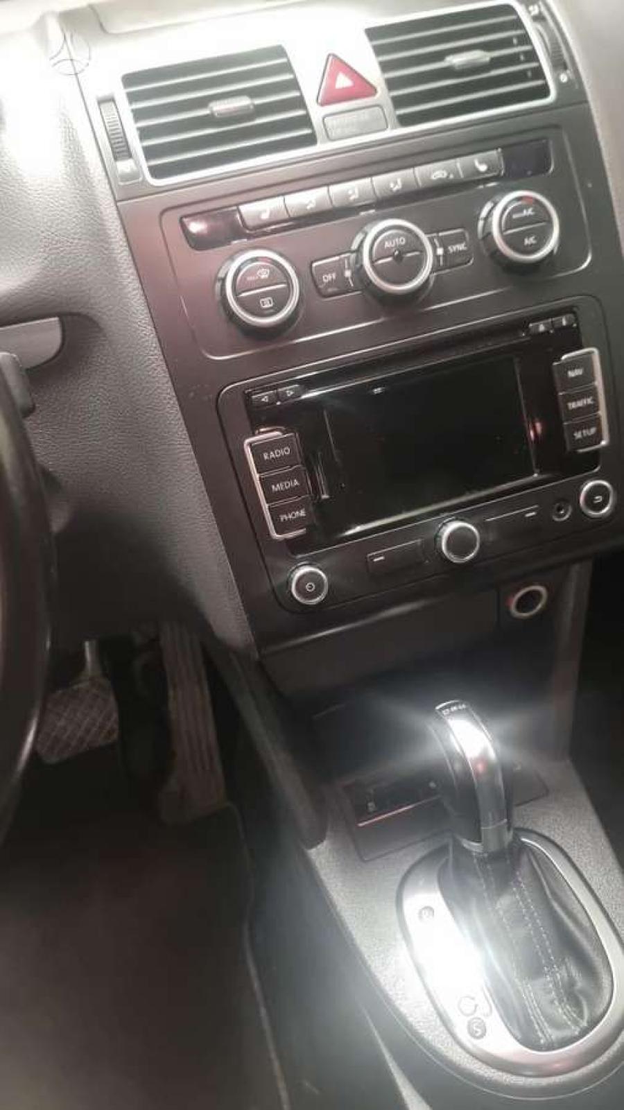Melns Volkswagen Touran 2013 Kauņa, ar dzinēja tilpumu 1.39 L un nobraukumu 234 tūkst. km par 5100 €, foto 6 vietnē AUTOMOTO.COM.LV