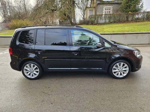 Black Volkswagen Touran 2013 in Jekabpils, with an engine capacity of 1.60 L and mileage of 274 thousand km for 6690 €, photo 3 on AUTOMOTO.COM.LV
