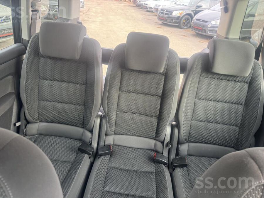 Black Volkswagen Touran 2013 in Riga, with an engine capacity of 1.40 L and mileage of 225 thousand km for 6950 €, photo 10 on AUTOMOTO.COM.LV