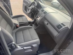 Black Volkswagen Touran 2013 in Riga, with an engine capacity of 1.40 L and mileage of 225 thousand km for 6950 €, photo 11 on AUTOMOTO.COM.LV