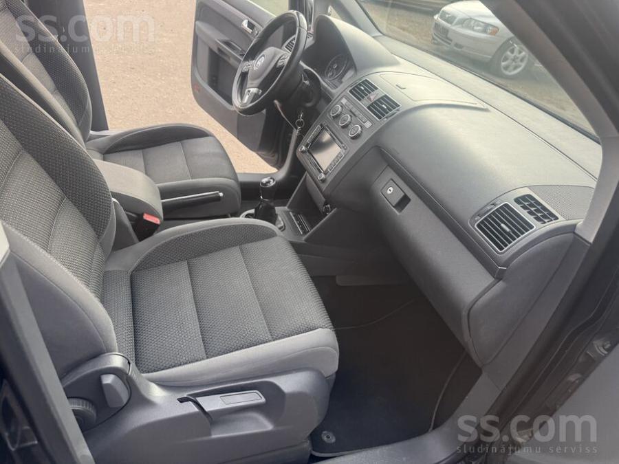 Black Volkswagen Touran 2013 in Riga, with an engine capacity of 1.40 L and mileage of 225 thousand km for 6950 €, photo 11 on AUTOMOTO.COM.LV