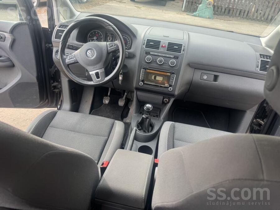 Black Volkswagen Touran 2013 in Riga, with an engine capacity of 1.40 L and mileage of 225 thousand km for 6950 €, photo 15 on AUTOMOTO.COM.LV