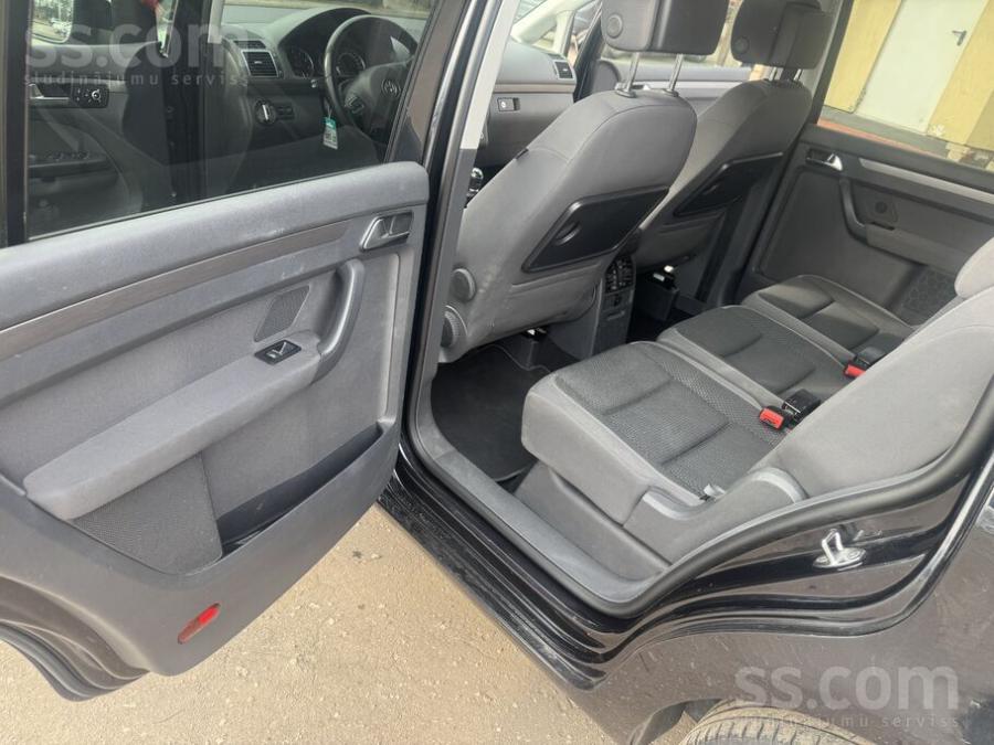 Black Volkswagen Touran 2013 in Riga, with an engine capacity of 1.40 L and mileage of 225 thousand km for 6950 €, photo 17 on AUTOMOTO.COM.LV