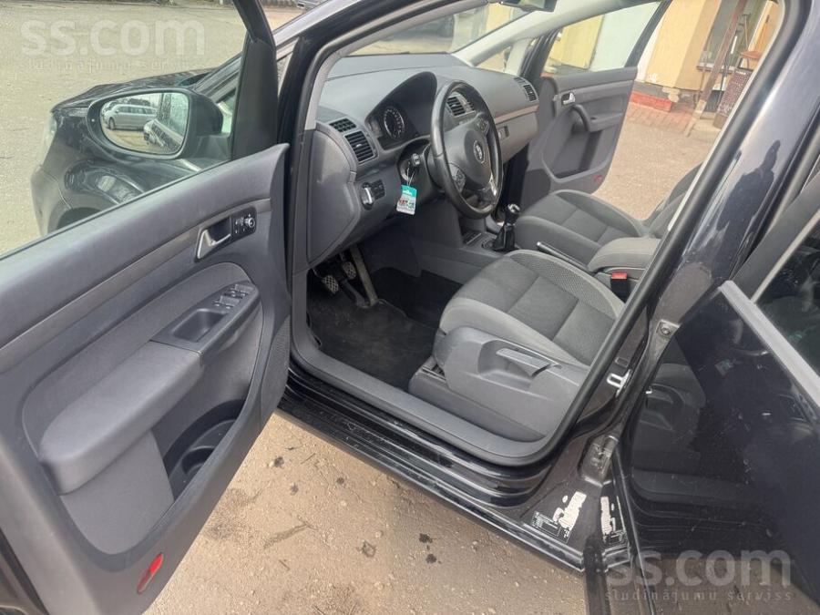 Black Volkswagen Touran 2013 in Riga, with an engine capacity of 1.40 L and mileage of 225 thousand km for 6950 €, photo 18 on AUTOMOTO.COM.LV