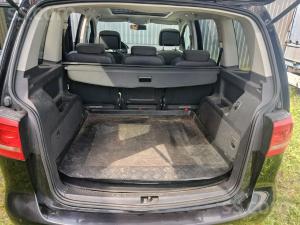 Melns Volkswagen Touran 2013 Rīga, ar dzinēja tilpumu 2.00 L un nobraukumu 300 tūkst. km par 3800 €, foto 13 vietnē AUTOMOTO.COM.LV