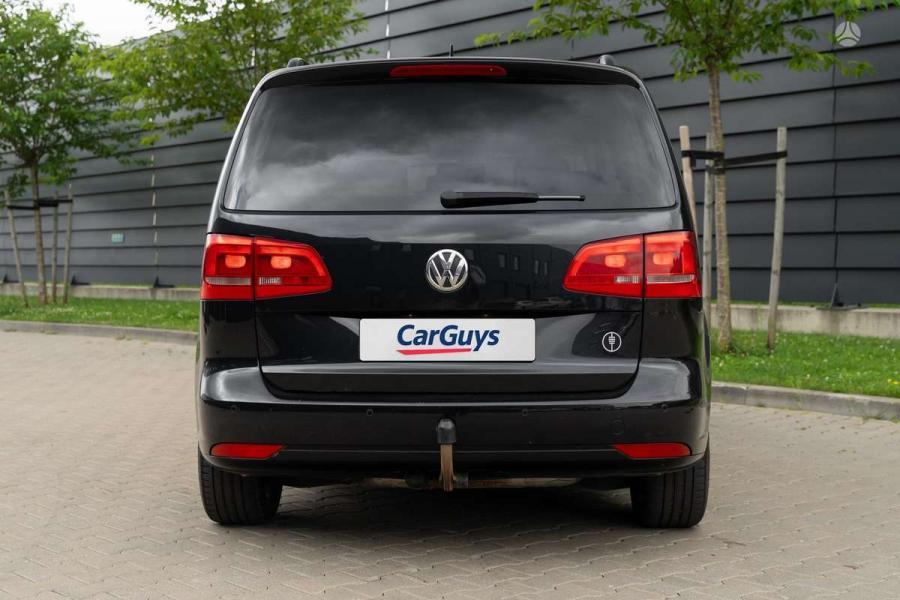 Black Volkswagen Touran 2013 in Vilnius, with an engine capacity of 1.39 L and mileage of 219 thousand km for 6600 €, photo 5 on AUTOMOTO.COM.LV