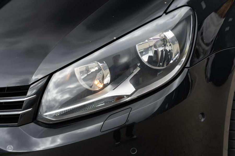 Black Volkswagen Touran 2013 in Vilnius, with an engine capacity of 1.39 L and mileage of 219 thousand km for 6600 €, photo 10 on AUTOMOTO.COM.LV