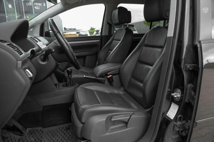 Black Volkswagen Touran 2013 in Vilnius, with an engine capacity of 1.39 L and mileage of 219 thousand km for 6600 €, photo 13 on AUTOMOTO.COM.LV