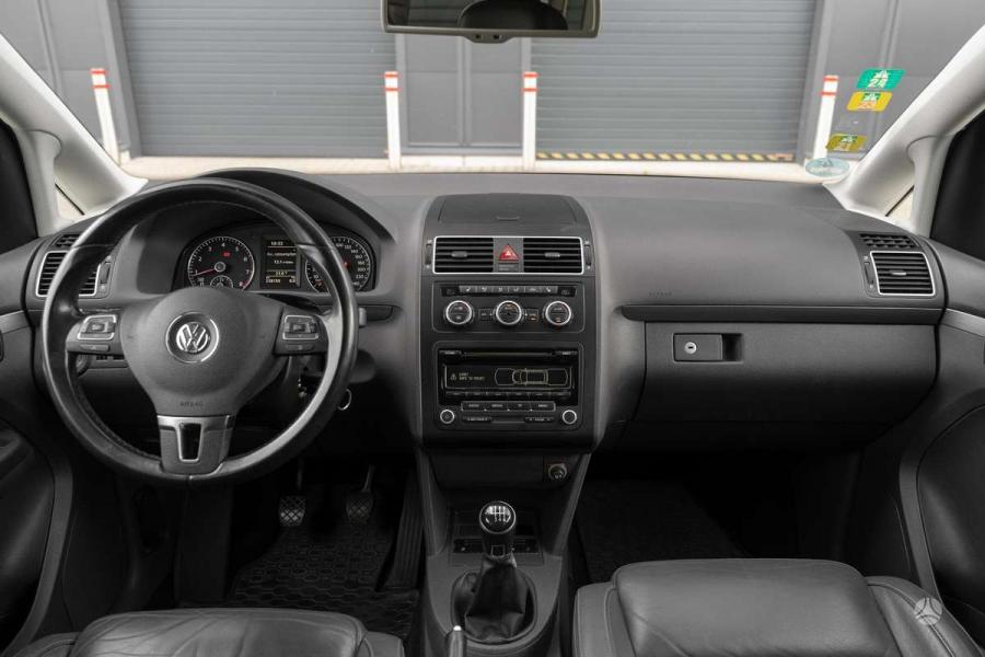 Black Volkswagen Touran 2013 in Vilnius, with an engine capacity of 1.39 L and mileage of 219 thousand km for 6600 €, photo 14 on AUTOMOTO.COM.LV