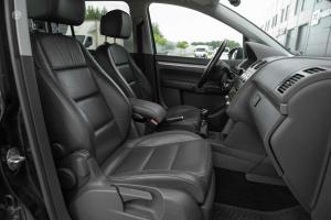 Black Volkswagen Touran 2013 in Vilnius, with an engine capacity of 1.39 L and mileage of 219 thousand km for 6600 €, photo 15 on AUTOMOTO.COM.LV