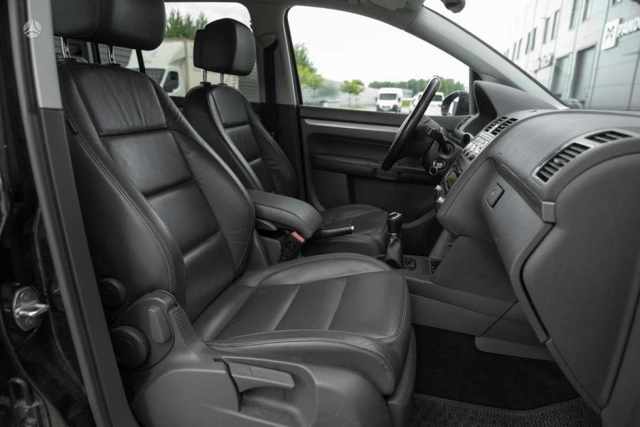 Black Volkswagen Touran 2013 in Vilnius, with an engine capacity of 1.39 L and mileage of 219 thousand km for 6600 €, photo 15 on AUTOMOTO.COM.LV